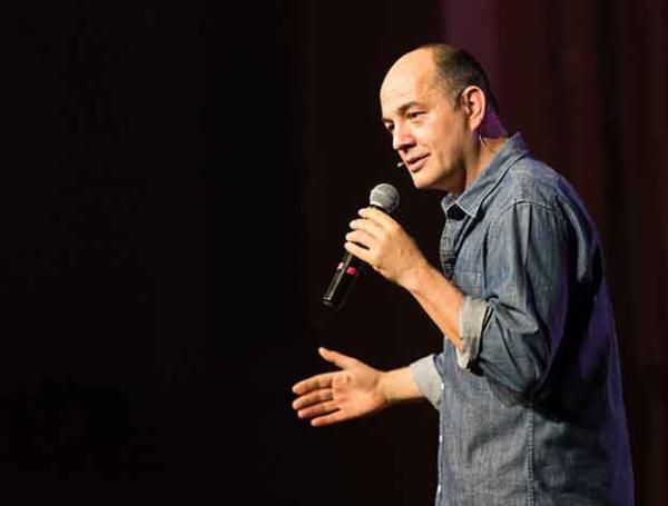 El actor colombiano Julián Arango presenta su monólogo 'Julianchou ...