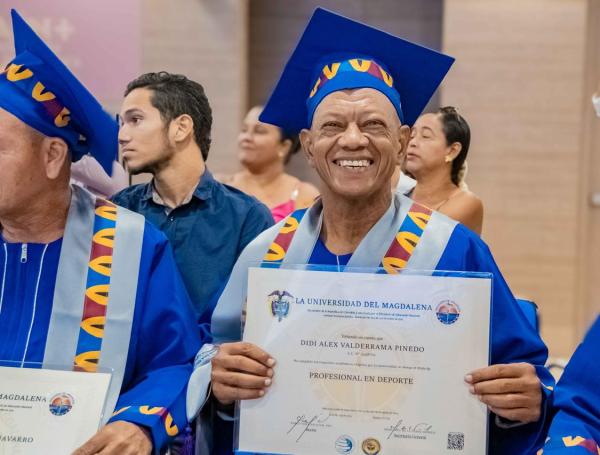 La gloria del fútbol colombiano que a sus 63 años recibió su título ...
