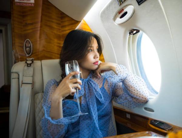 Por qué es peligroso tomar alcohol en un avión, según Harvard