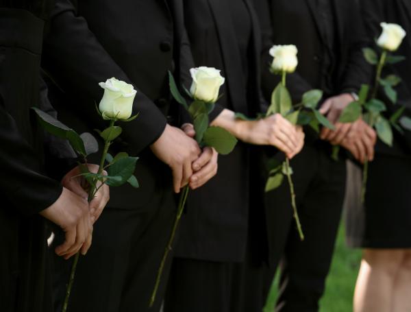 ¿Por qué generalmente se viste de negro en un funeral? Es un ritual ...