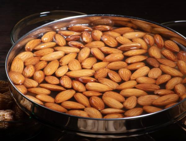 ¿Por qué debería poner las almendras en remojo antes de comerlas?