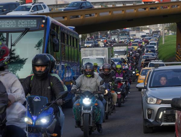 ¿Alcalde de Bogotá impondrá restricción de parrillero en moto por inseguridad? Esto respondió