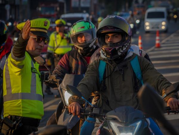 ¿Alcalde de Bogotá impondrá restricción de parrillero en moto por inseguridad? Esto respondió