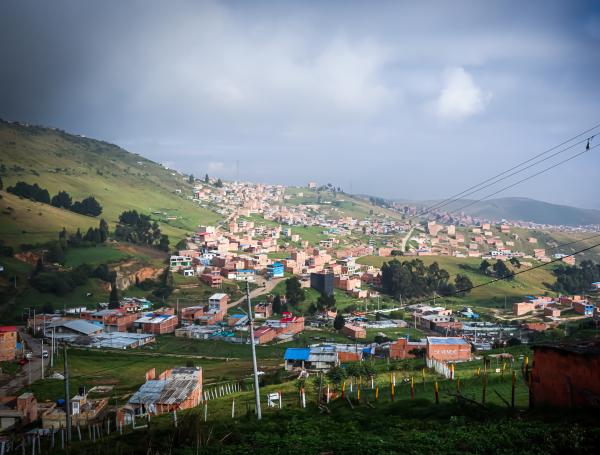 Con huertas comunitarias, campesinas de Bogotá resisten a la urbanización