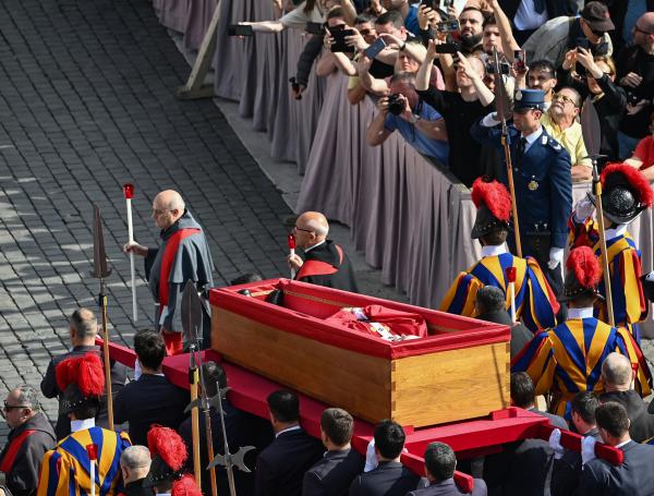 Féretro del Papa Francisco ya está en la Basílica de San Pedro expuesto ...