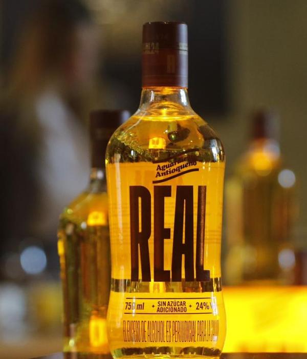 La FLA vuelve al mercado con el aguardiente amarillo, que tiene una ...