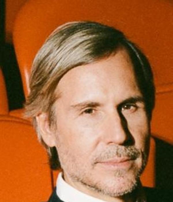 Andi Baiz habla de Juanes y su papel en la película Pimpinero