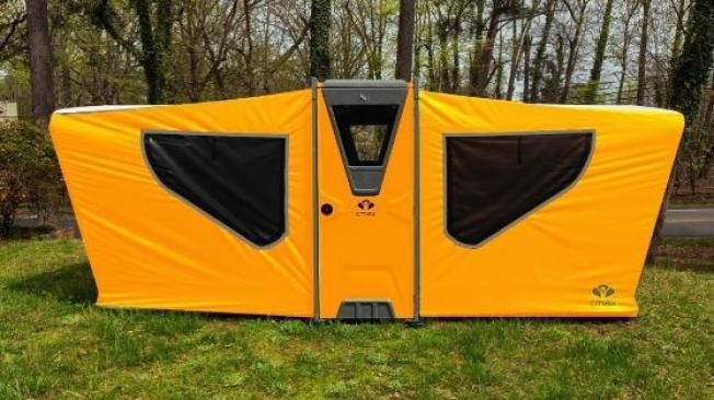 Crean una casa plegable para ocho personas que se arma en 11 minutos