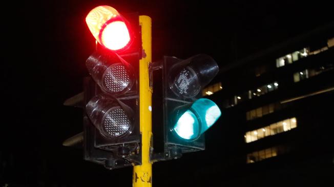 Semáforo de cuatro luces en Estados Unidos: las 3 claves para entender ...