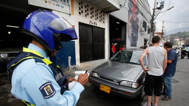 ¿Cuándo se vence una multa de tránsito si no la he pagado en Colombia?