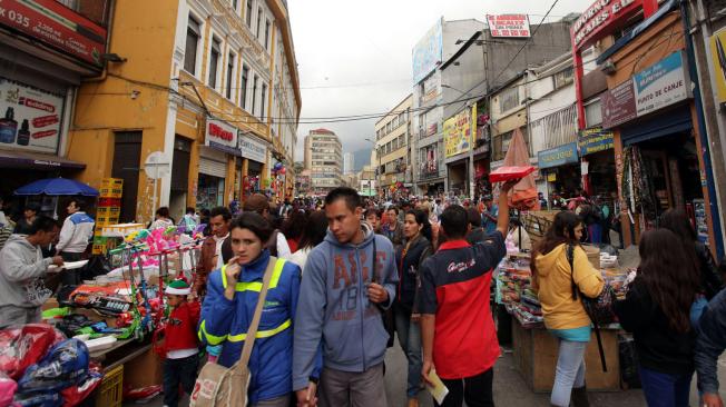 ¿En que parte de San Victorino puede comprar medias y ropa baratas?