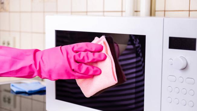 Trucos para limpiar el microondas de forma fácil y rápida