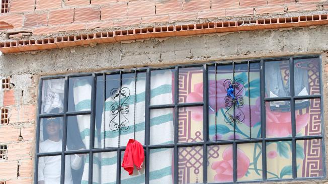 La historia detrás de los trapos rojos con los que piden auxilio