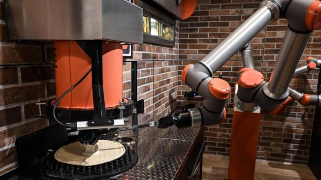 Un robot: el nuevo chef francés que hace pizzas