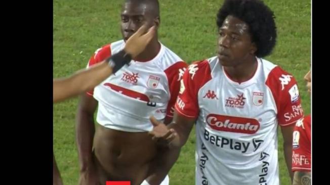 Geisson Perea: foto bajándose pantaloneta es portada en todo el mundo