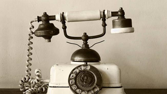 ¿Qué significa decir aló al contestar el teléfono?