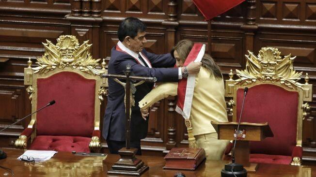 Dina Boluarte: quién es y qué ha hecho la nueva presidenta de Perú