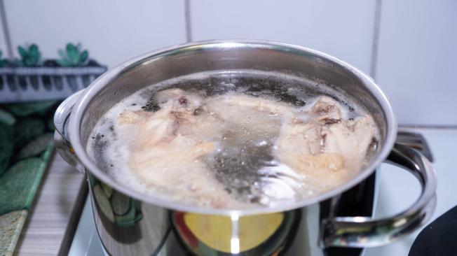 La forma correcta de lavar el pollo para evitar bacterias y ...