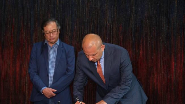 Presidente Petro juramenta a Laura Gil y Alejandro Peláez como embajadores