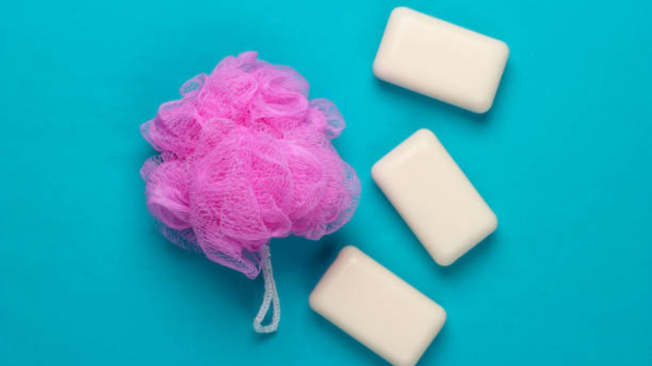 Experto revela si es mejor bañarse con estropajo o a mano y sus riesgos ...