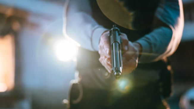 Cómo se escribe: ¿recibir un disparo o ser disparado?