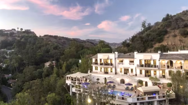 Cazzu y Christian Nodal: Así es la mansión en la que viven en el bosque