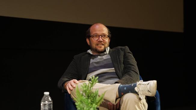 Entrevista a Daniel Samper Ospina: habla de humor, poesía y fútbol