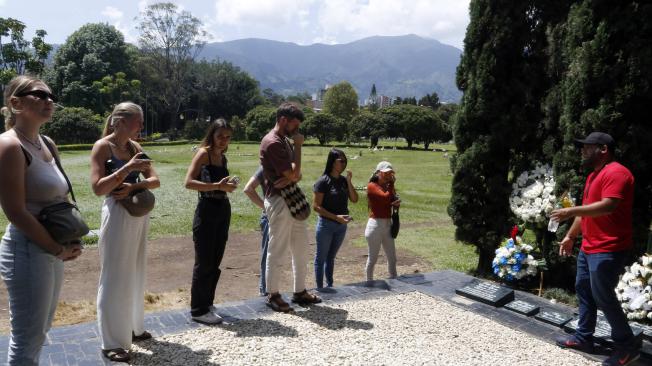 Pablo Escobar: turismo entre el morbo y la memoria de una época que ...