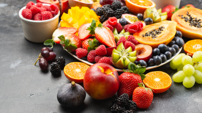 Las frutas que no debe dejar de comer a partir de los 50 años por sus ...