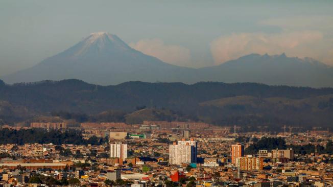 El cielo despejado de Bogotá permite ver la imponencia del Nevado del ...