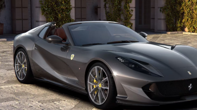 Esto cuesta el lujoso Ferrari rosado de Karol G: un verdadero 'makinon'