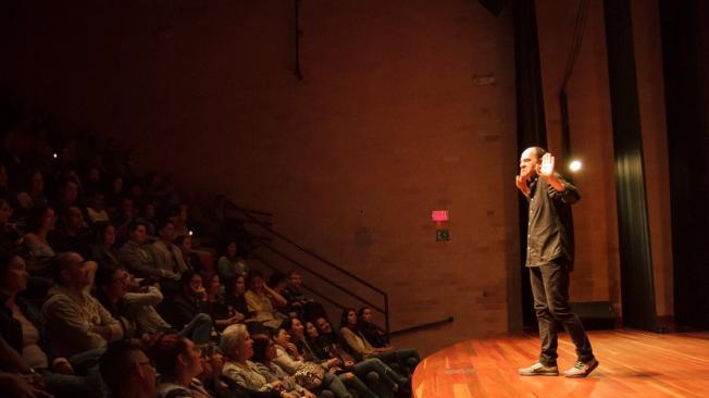 El actor colombiano Julián Arango presenta su monólogo 'Julianchou ...