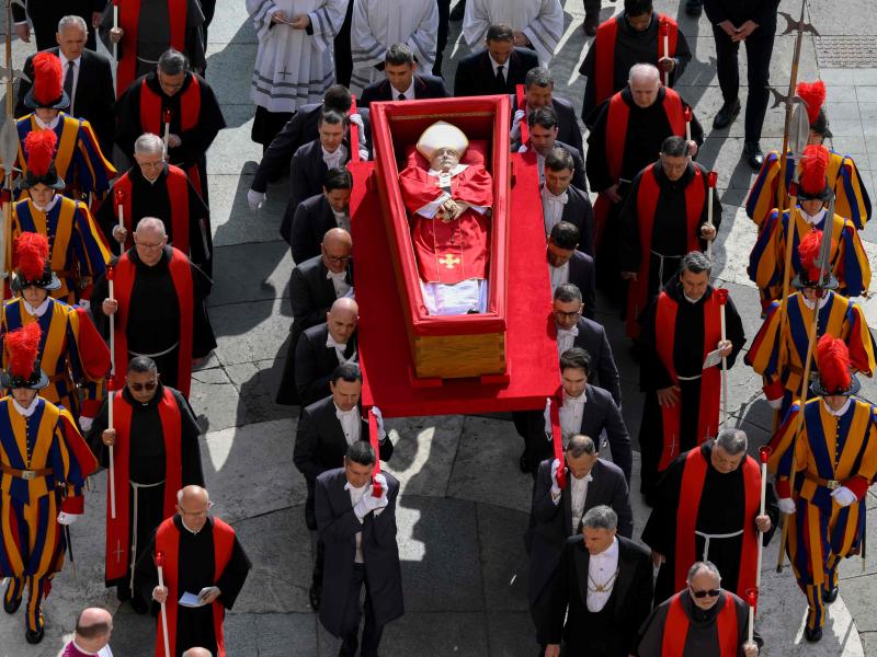 En fotos: así fue el traslado del Féretro del Papa Francisco a la ...