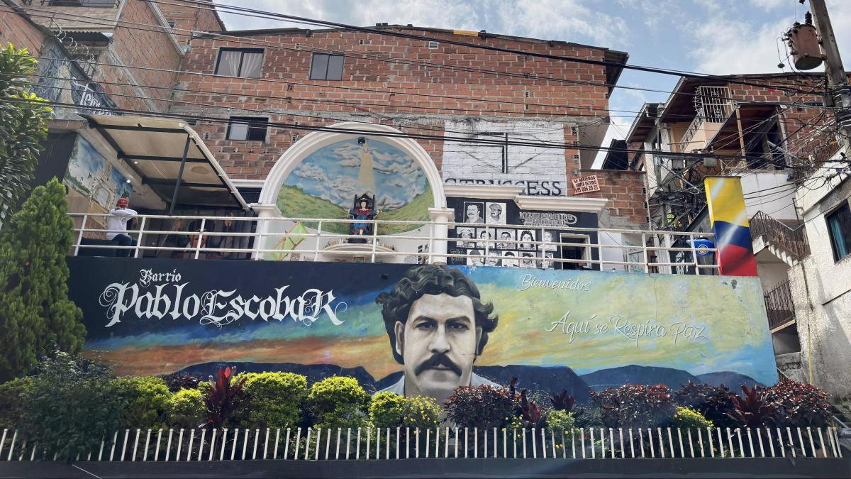 Medellín: Alcaldía de Fico Gutiérrez borró el mural de Pablo Escobar en ...