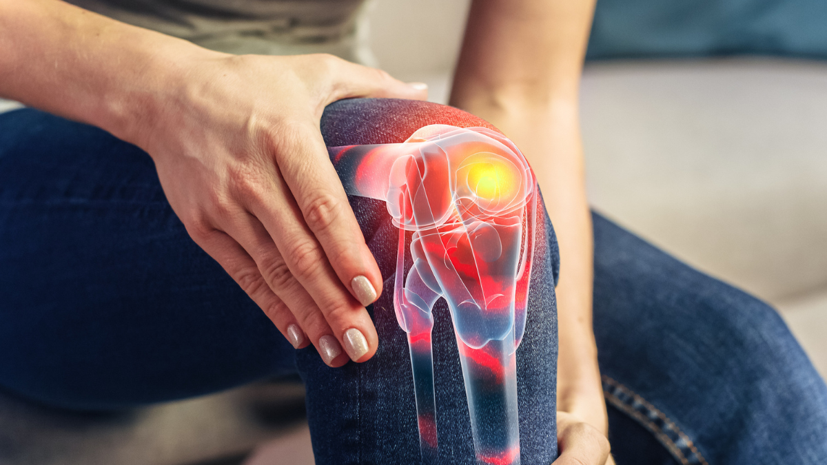 ¿Por qué suenan las rodillas cuando se agacha y cómo saber si es grave?