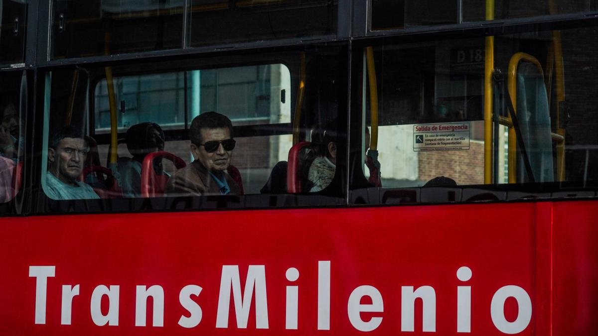 Mujer intentó colarse en TransMilenio, pero quedó atrapada en la puerta ...