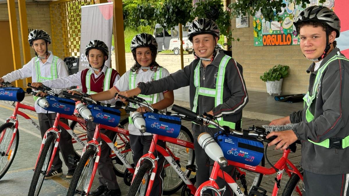Pedaleando hacia el futuro: más de 1000 bicicletas transforman la educación en Colombia