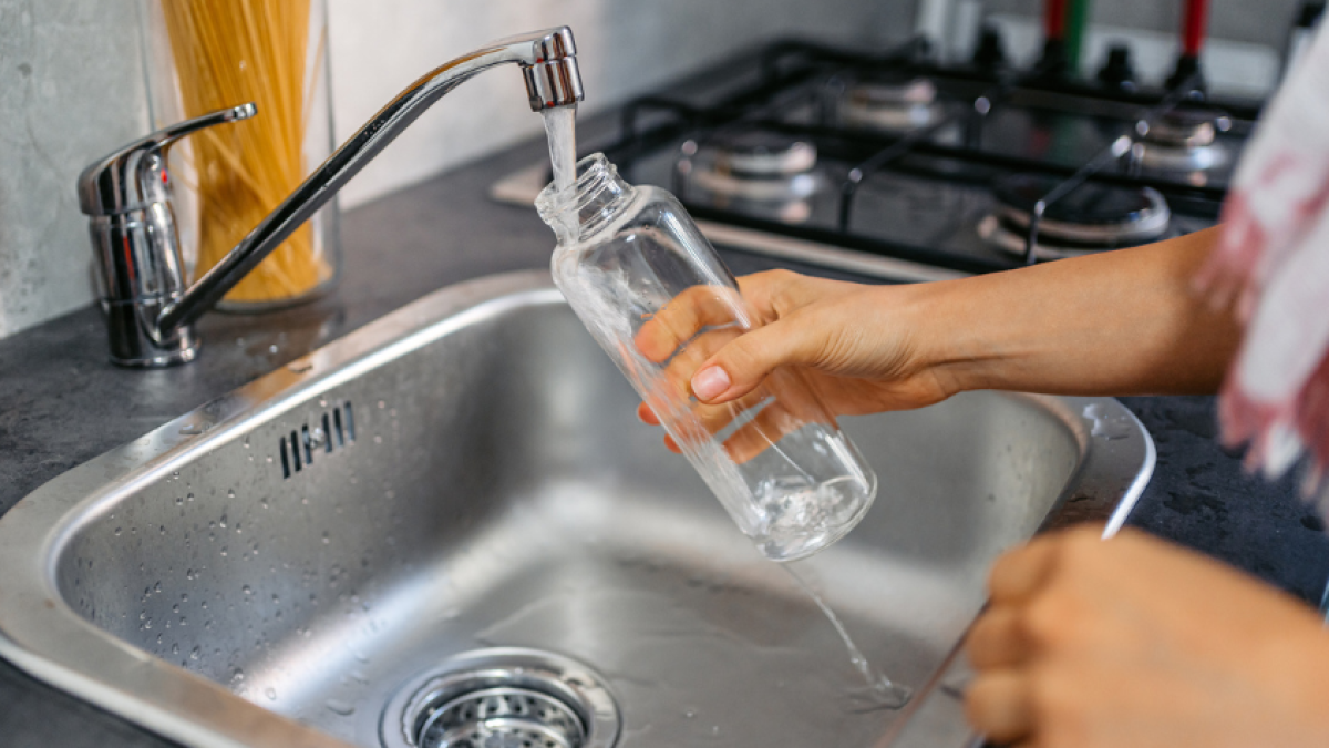 Esta es la forma correcta de desinfectar la botella del agua y el truco ...