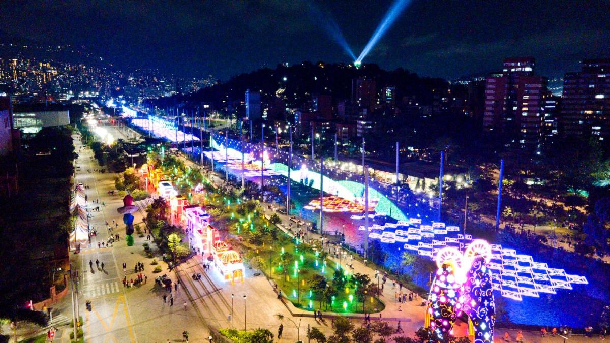¡Llegó la navidad a Medellín! Anoche fueron encendidos los ...