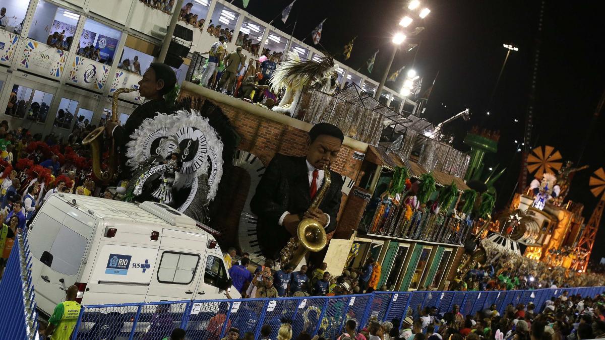 Carroza se desploma en Carnaval de Río