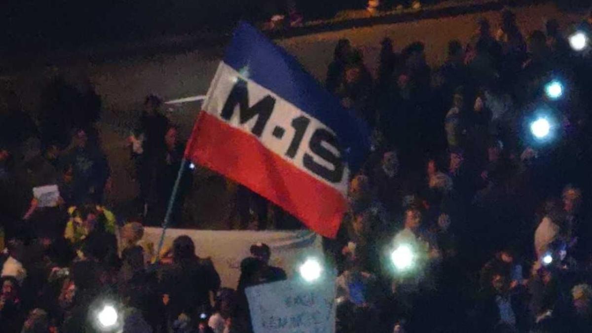 La historia de la bandera del M-19 en la protesta contra el Fiscal