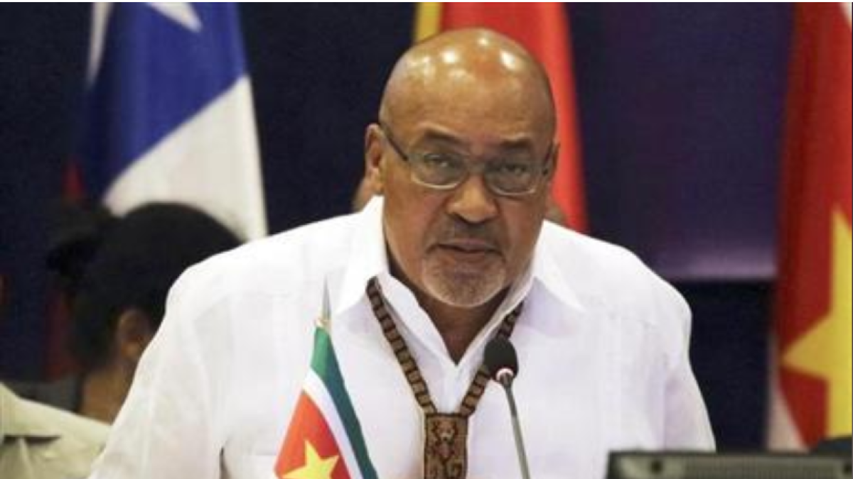 Quién es el presidente de Surinam que nombra Santrich en su video