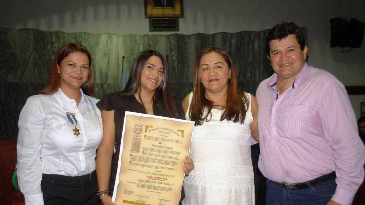 Reconocimiento a Stela Hurtado de Rojas ante el Concejo de Cali