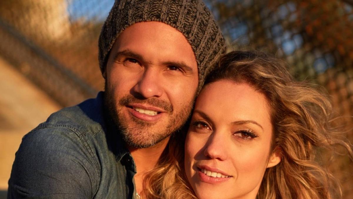 La historia de amor de Laura Mayolo y Juan Medina se cuenta con canciones