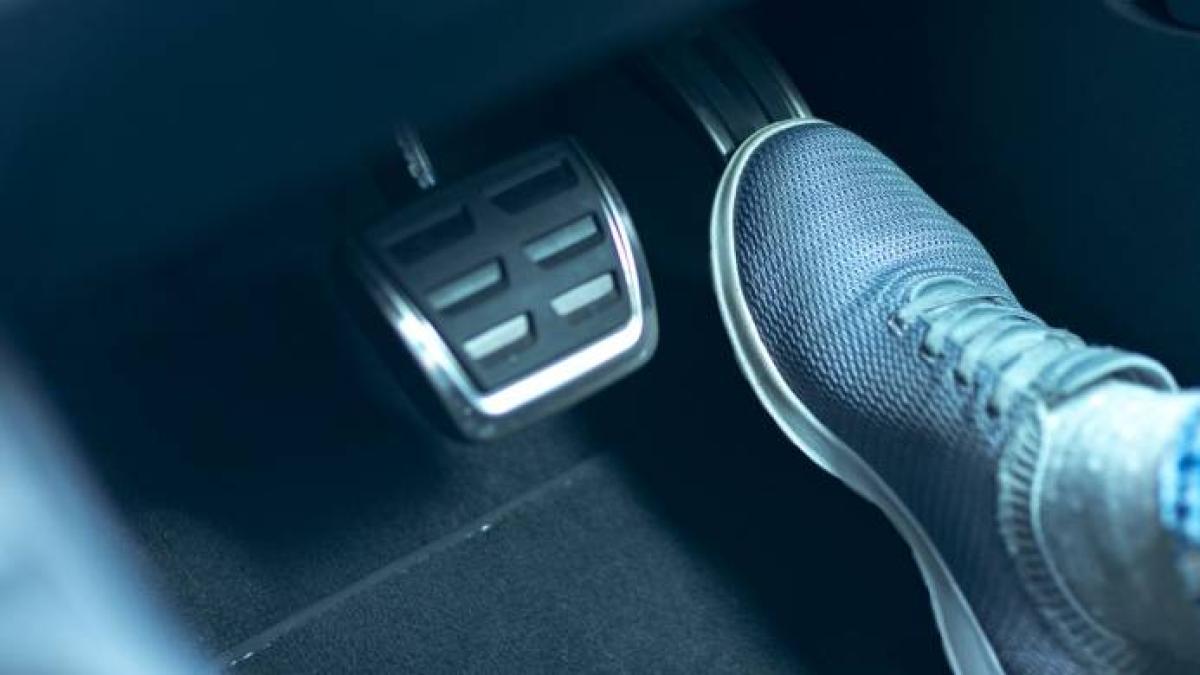 ¿Gasta más gasolina si frena o acelera mucho su carro? Esto dicen los ...