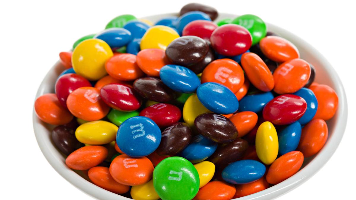 El colorido camino de dulces m&m, en historia de una marca
