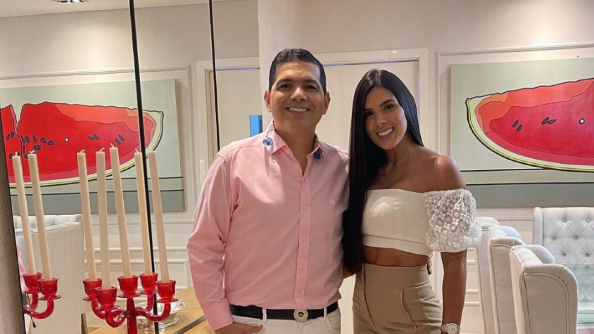 Esposa de Peter Manjarres da consejo a las mujeres que revisan el celular
