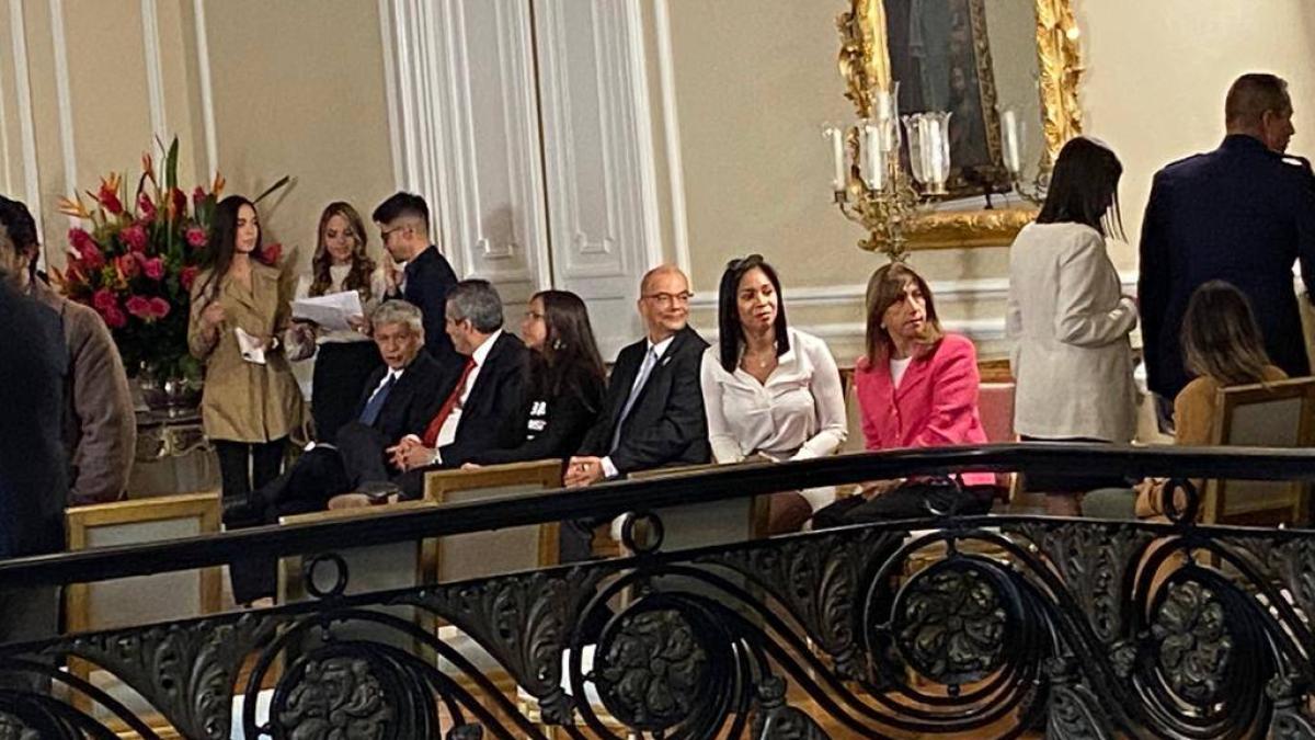 Gustavo Petro posesiona a siete nuevos funcionarios Gustavo Petro posesiona a siete nuevos funcionarios