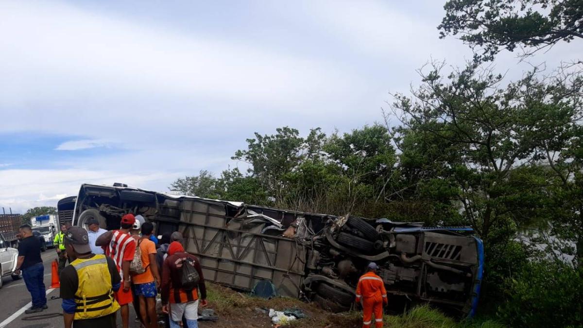 bus interdepartamental se volcó en la vía San Alberto-La Mata (Cesar)