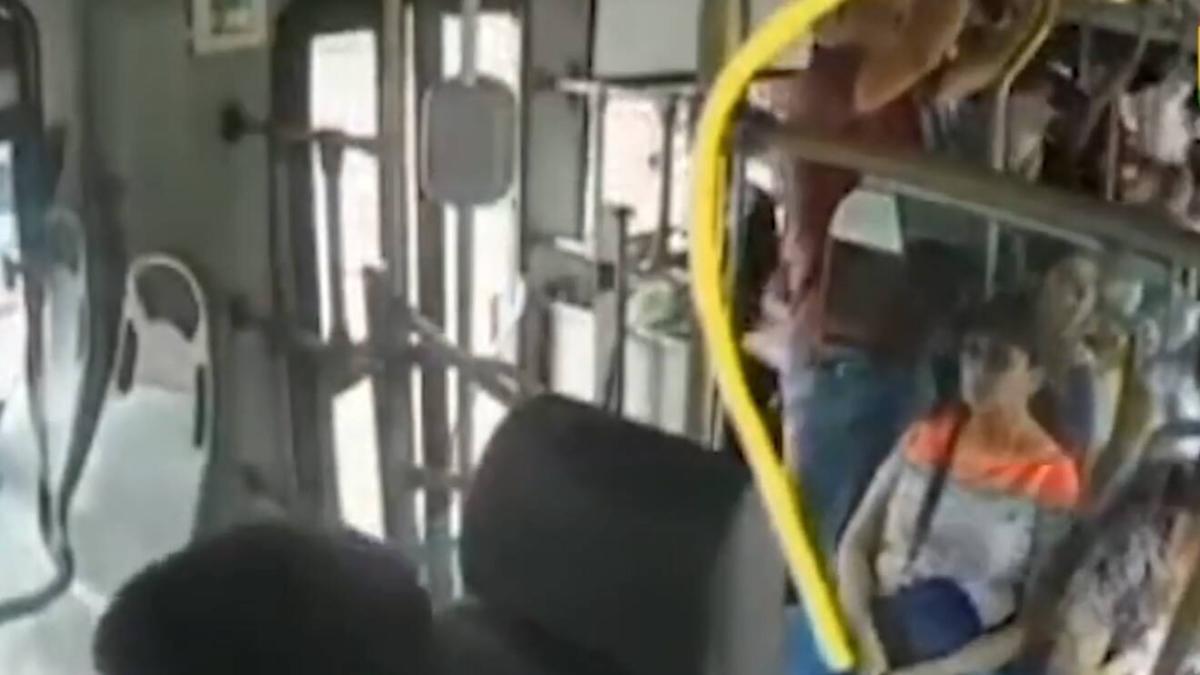 Video: momento en que menor es impactada por bala perdida en un bus